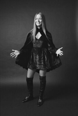 Rachel Hamilton : Photograph: BW_GR127 | Iconic Licensing