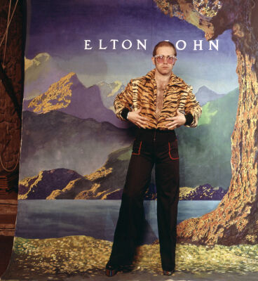 Elton John : Photograph: EC_EJ170 | Iconic Licensing