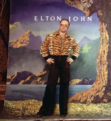 Elton John : Photograph: EC_EJ175 | Iconic Licensing