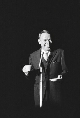 Sinatra On Stage : Photograph: FS129 | Iconic Licensing