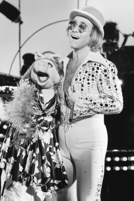 Elton John and Miss Piggy : Photograph: TON_EJ265 | Iconic Licensing