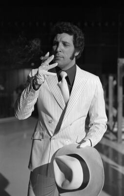 Tom Jones : Photograph: TON_TJ004 | Iconic Licensing