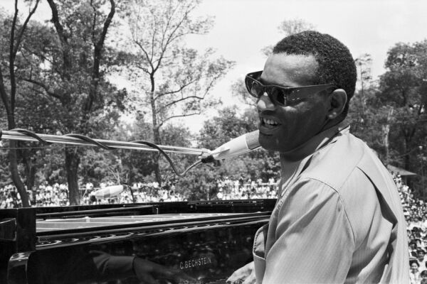 Ray Charles : Photograph: TW_RC007 | Iconic Licensing